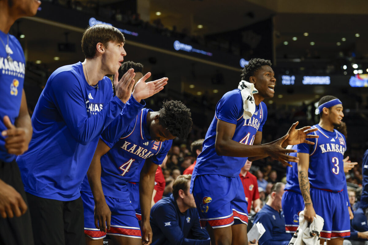 Centers dominate as Jayhawks trounce UCF - KU Sports